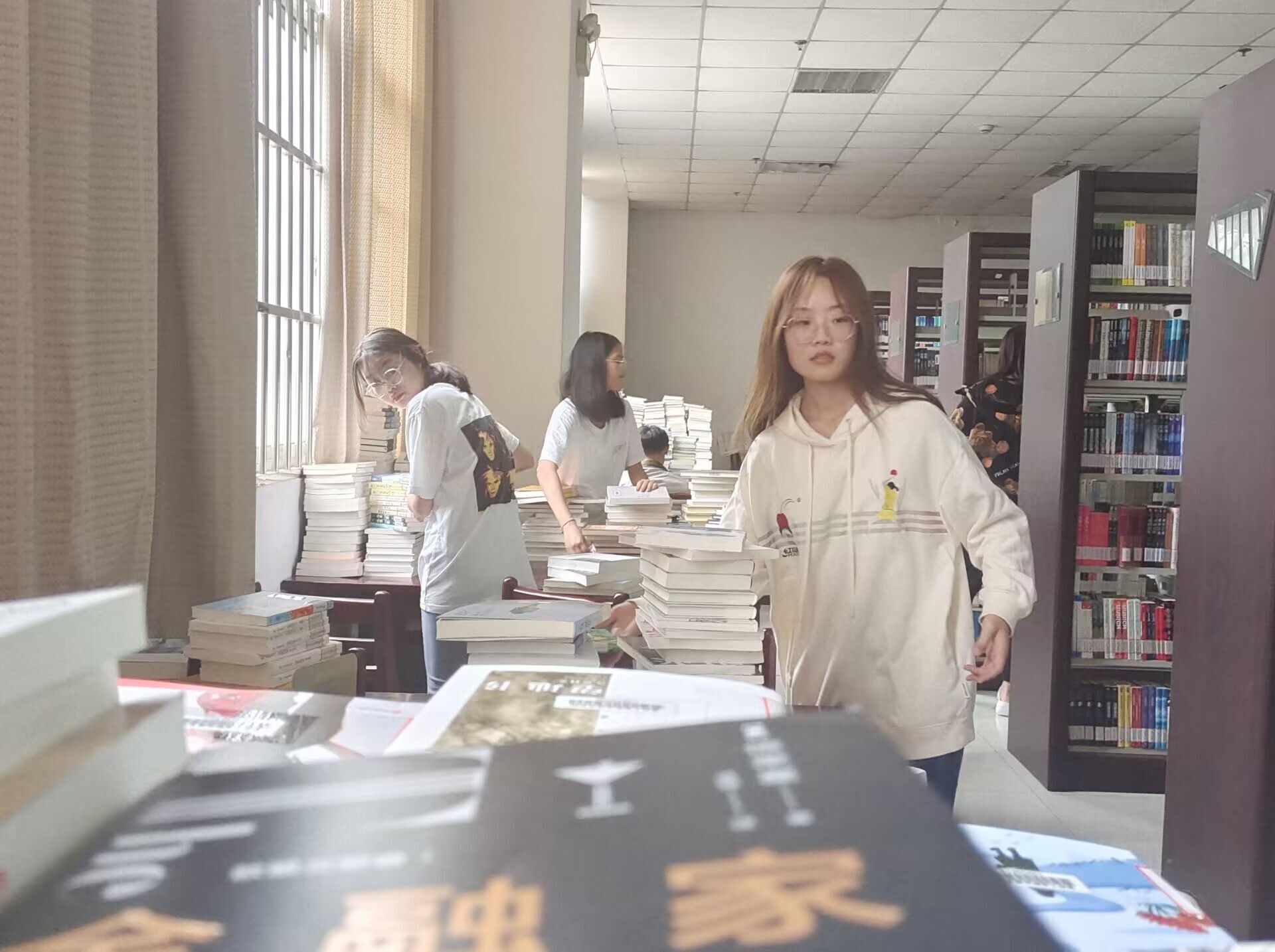 图书馆开展读书节之“书海寻宝”活动